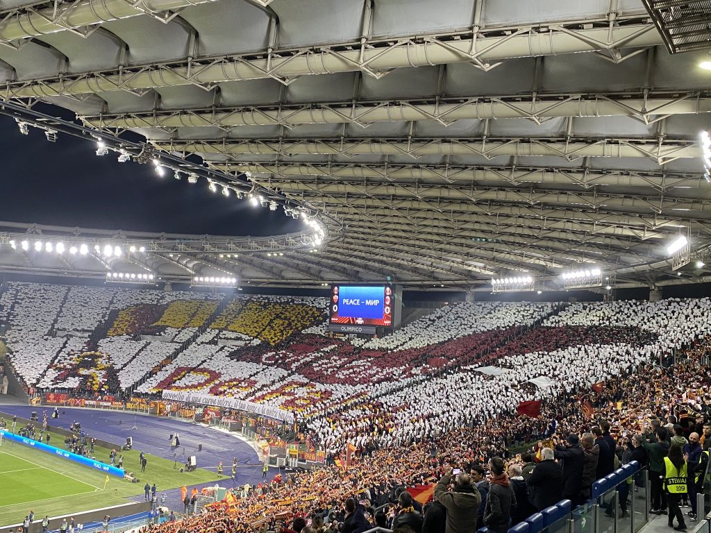 Roma display heartwarming De Falchi tifo against AC Milan