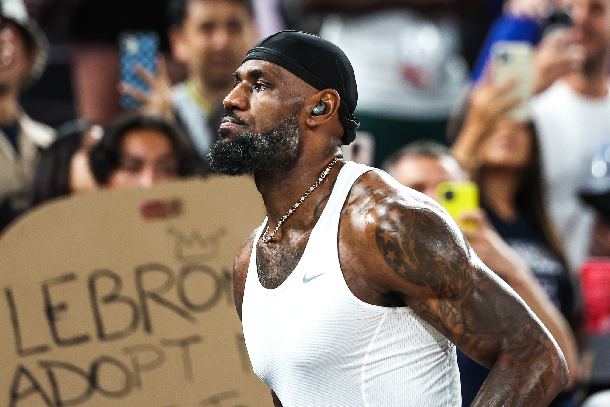 Famous Liverpool fans including Nelson Mandela, LeBron James, Angelina ...